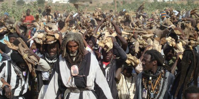 Les Baye Fall créent le spectacle à Mbacké